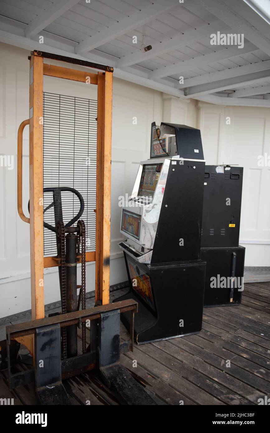 Disused arcade machine hi-res stock photography and images - Alamy