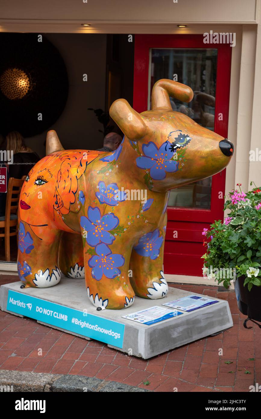 Gold and Blue dog statue, Brighton Stock Photo - Alamy
