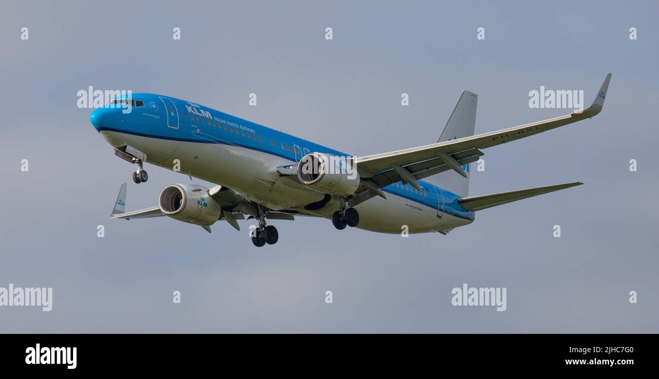 KLM Royal Dutch Airlines Boeing 737 PH-BXL coming into land at London ...