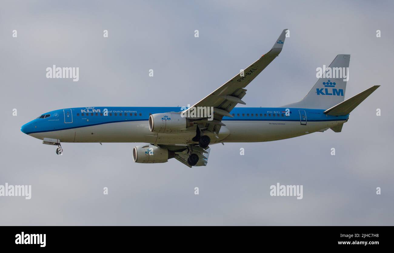 KLM Royal Dutch Airlines Boeing 737 PH-BXL coming into land at London ...