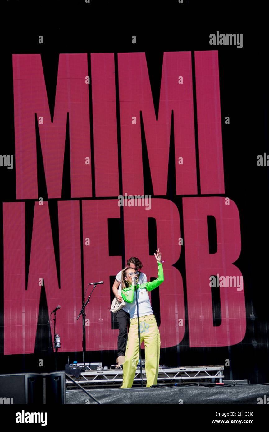Singer mimi webb hi-res stock photography and images - Alamy