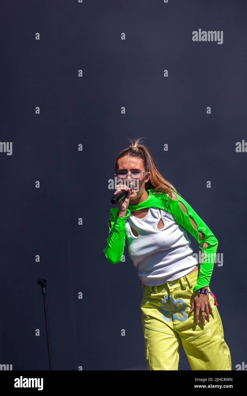 Mimi webb singer hi-res stock photography and images - Alamy