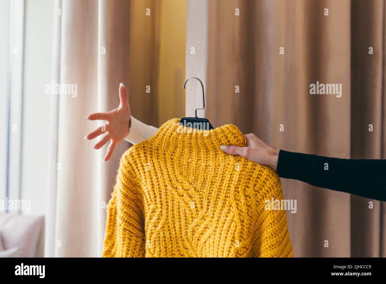 Retail customer salesperson clothes hi-res stock photography and images ...