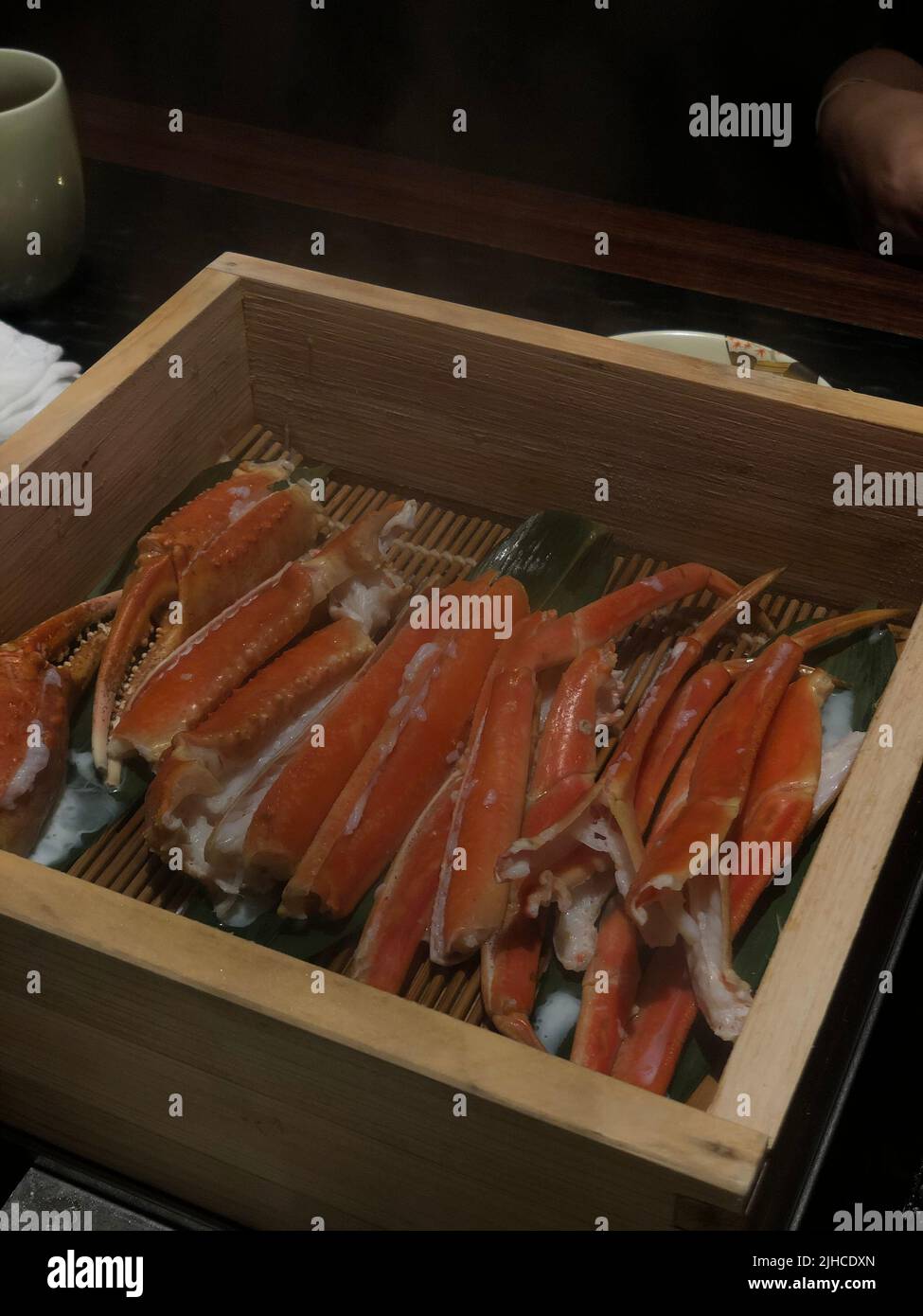 Box of crab legs hi-res stock photography and images - Alamy