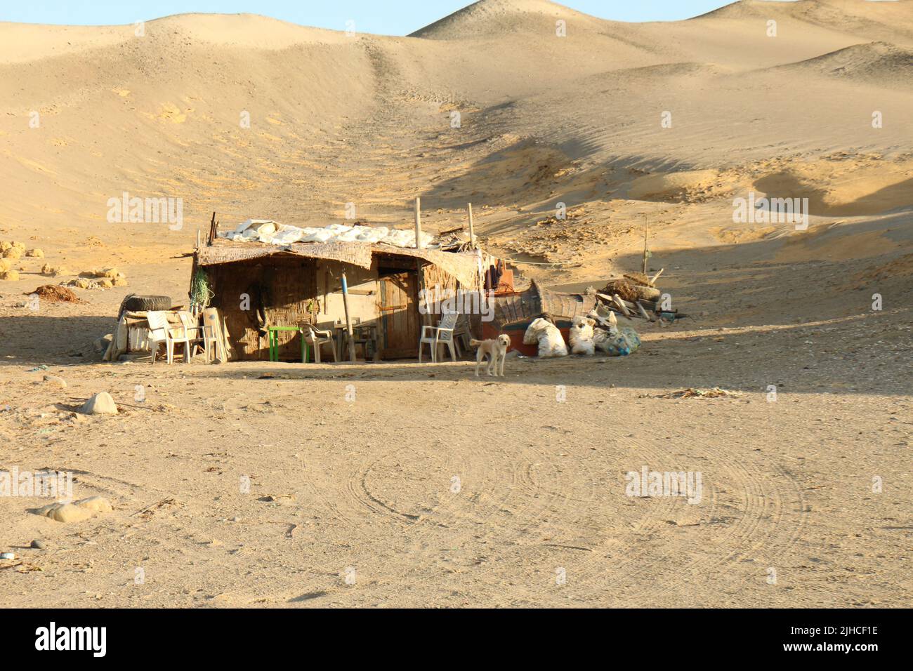 Poor primitive house in the desert Stock Photo - Alamy