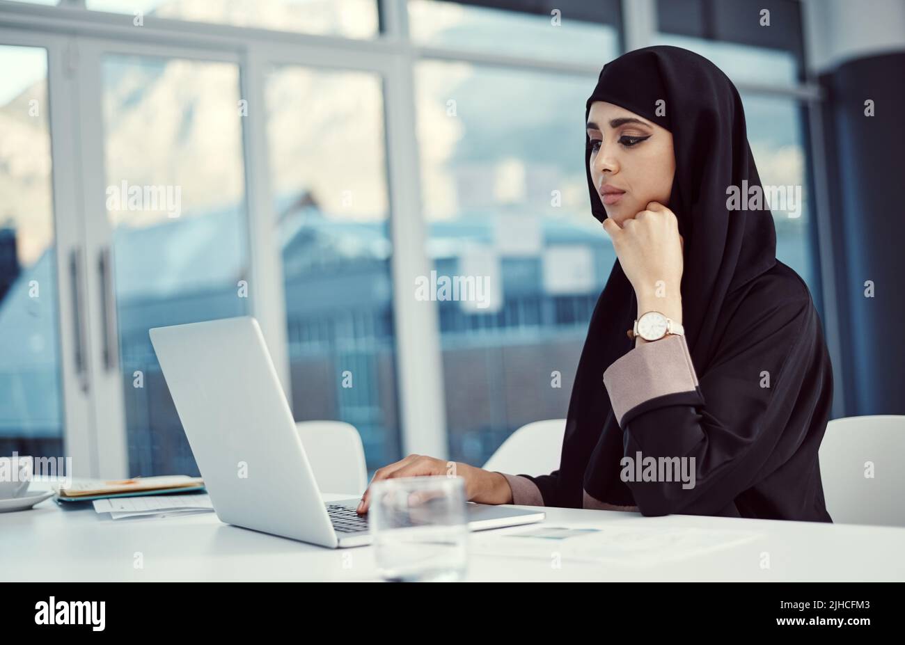 Arabic employee office hi-res stock photography and images - Alamy