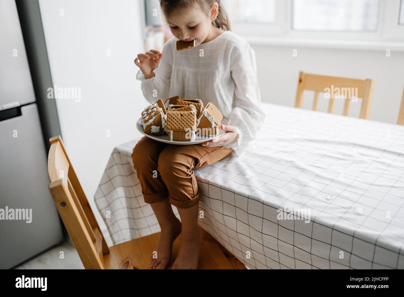 Gingerbread house - classic holiday tradition Stock Photo - Alamy