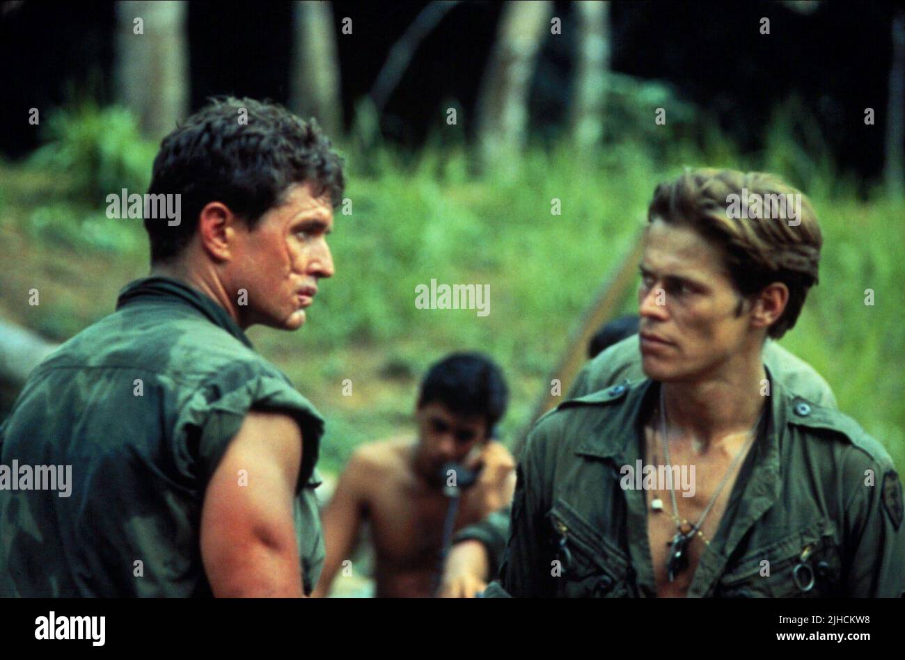 TOM BERENGER, WILLEM DAFOE, PLATOON, 1986 Stock Photo - Alamy