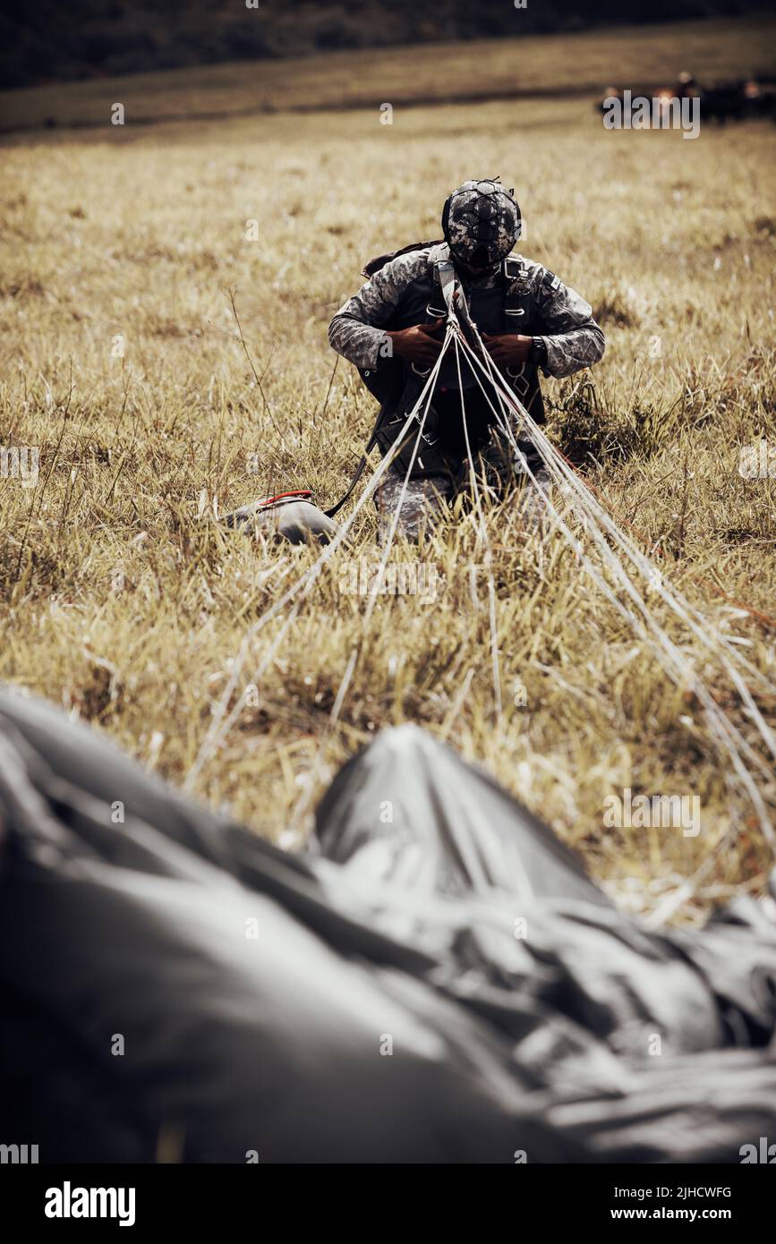 Commando parachute hi-res stock photography and images - Alamy