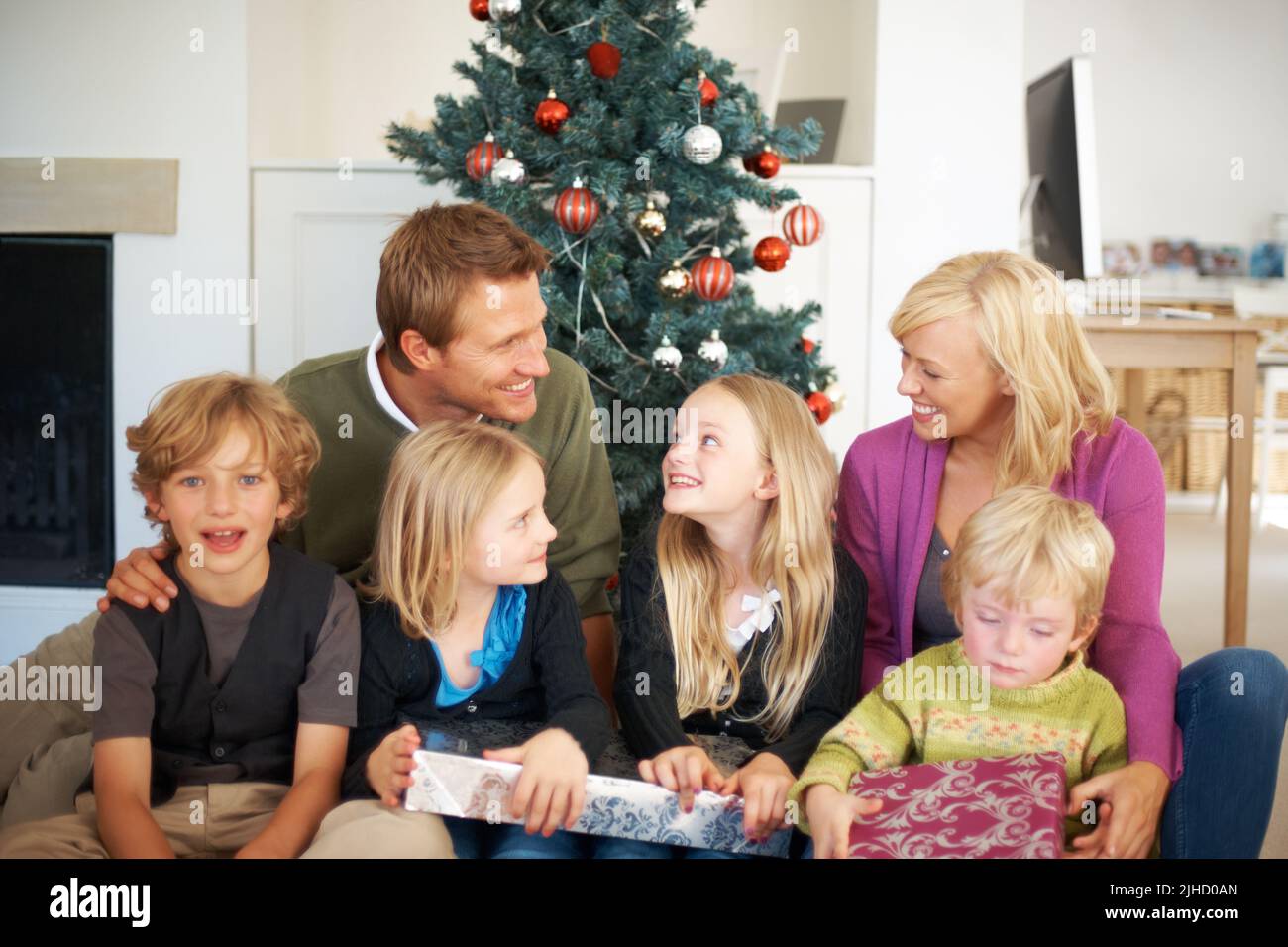 Family sitting under a tree hi-res stock photography and images - Alamy