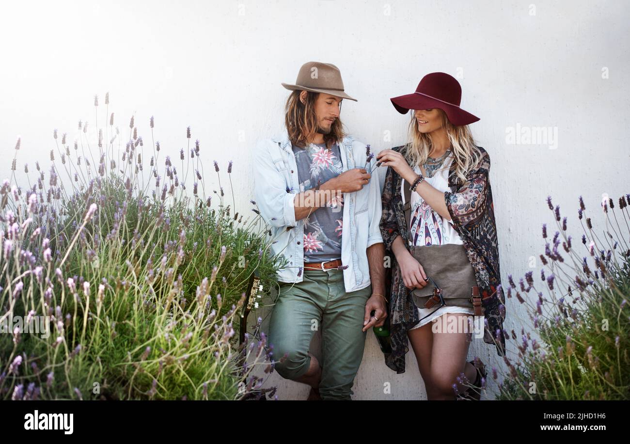 People standing outside a building hi-res stock photography and images ...