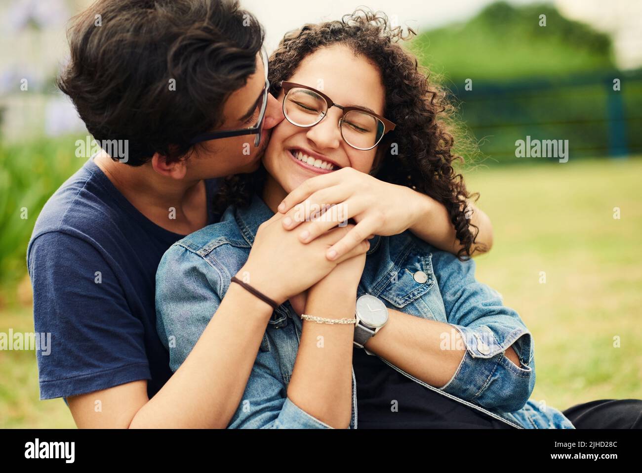 Couple kissing kiss teens teenagers hi-res stock photography and images ...