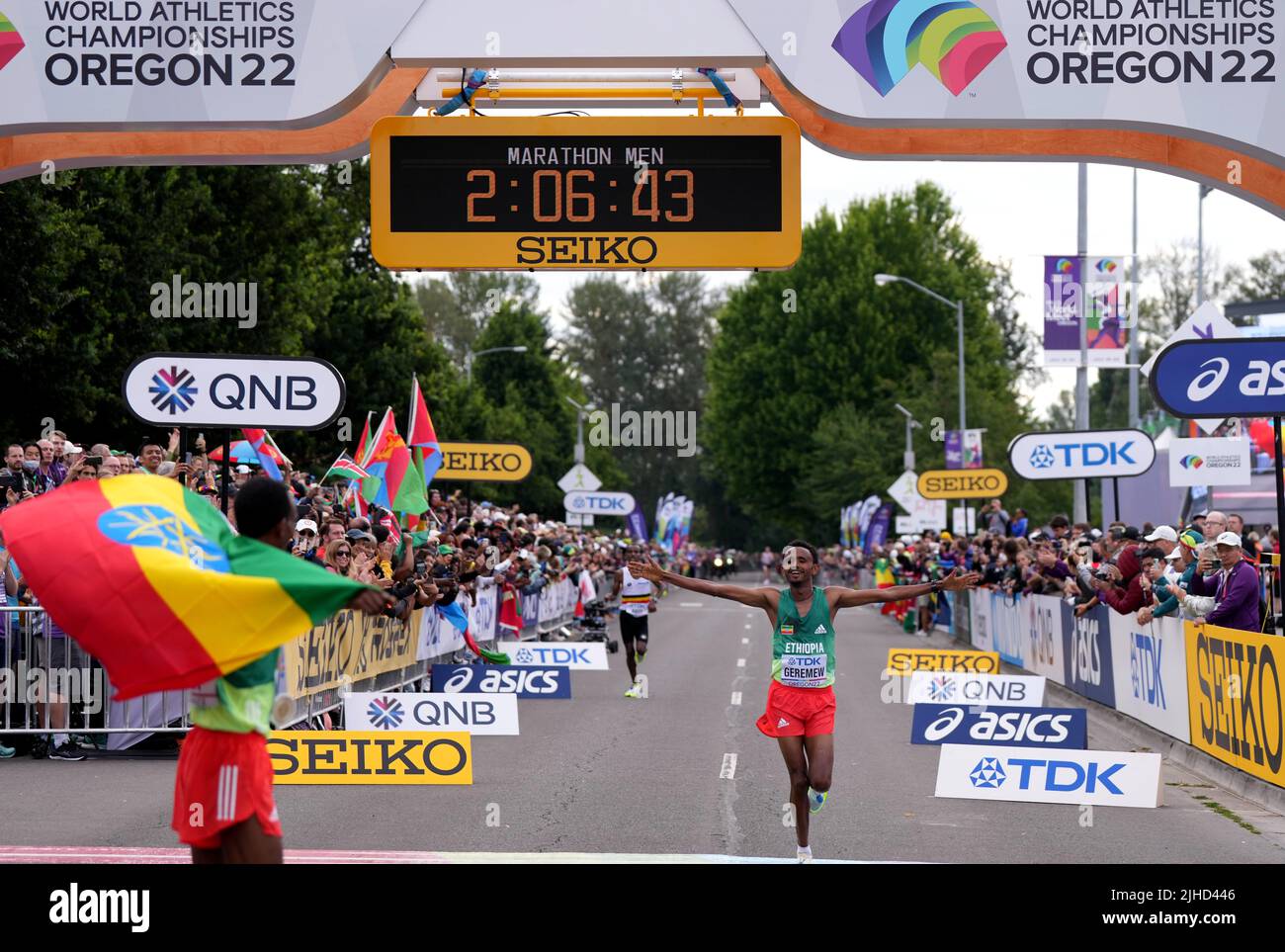 Eugene, USA. 17th July, 2022. Ethiopia's Mosinet Geremew (R) crosses ...