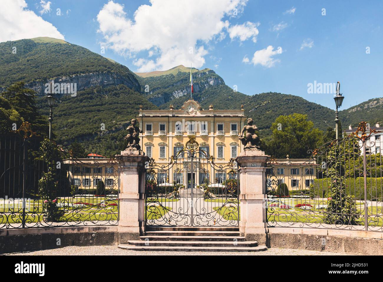Buildings in Lake Como Stock Photo - Alamy