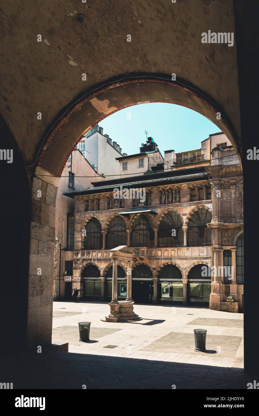 Streets of milan hi-res stock photography and images - Alamy