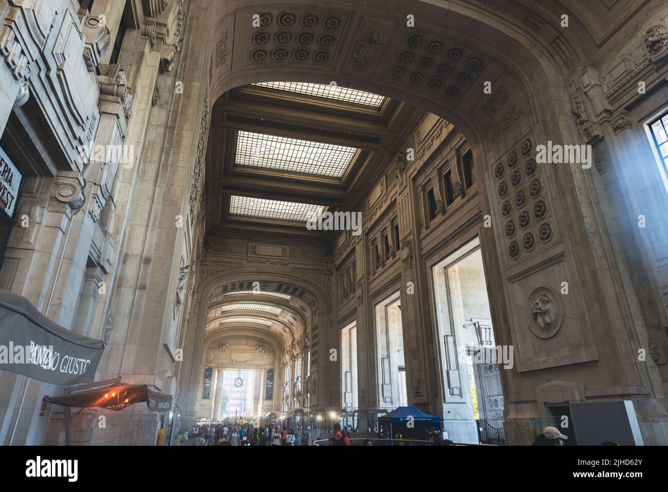 Milan central train station Stock Photo - Alamy
