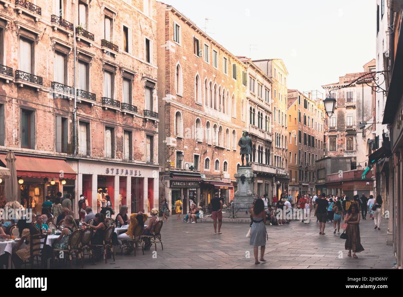 Streets and canals in Venice Stock Photo - Alamy