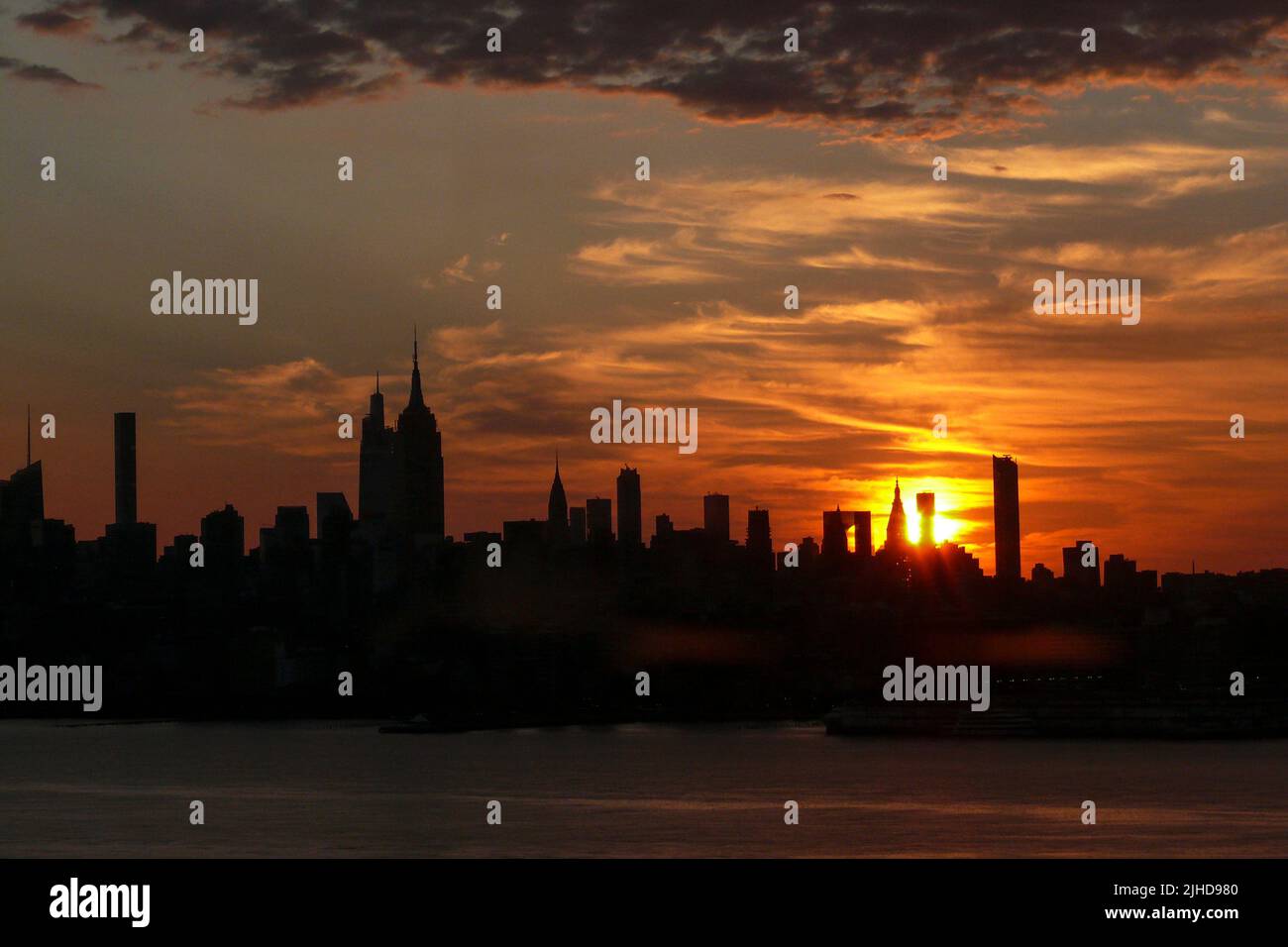 Sunrise over new york city skyline hi-res stock photography and images ...