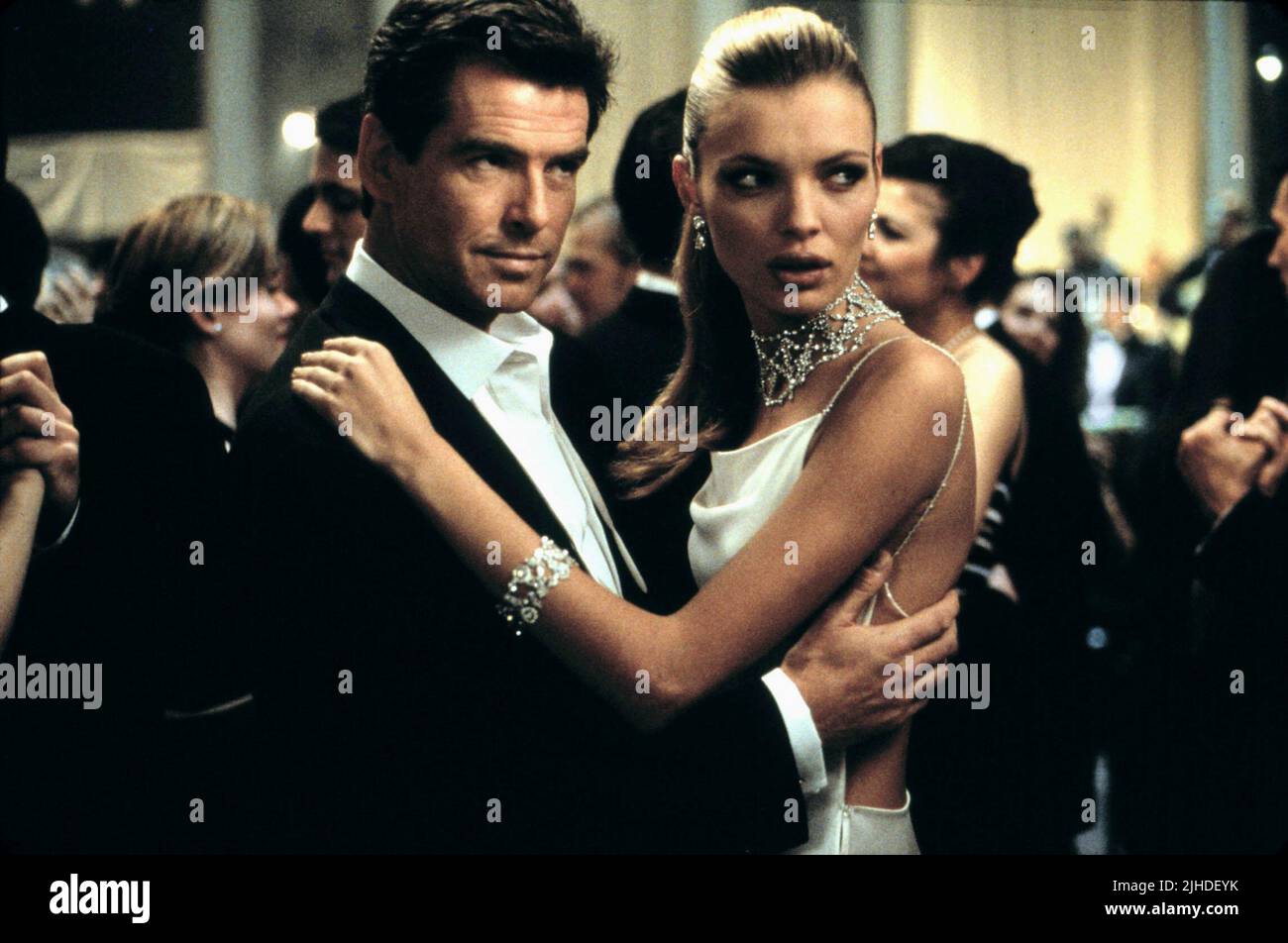 PIERCE BROSNAN, ESTHER CANADAS, THE THOMAS CROWN AFFAIR, 1999 Stock ...