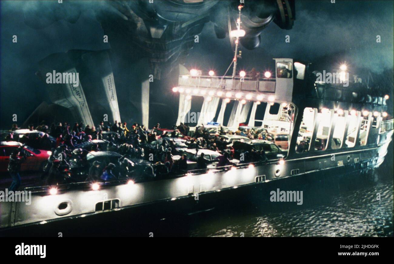 FERRY SCENE, WAR OF THE WORLDS, 2005 Stock Photo - Alamy
