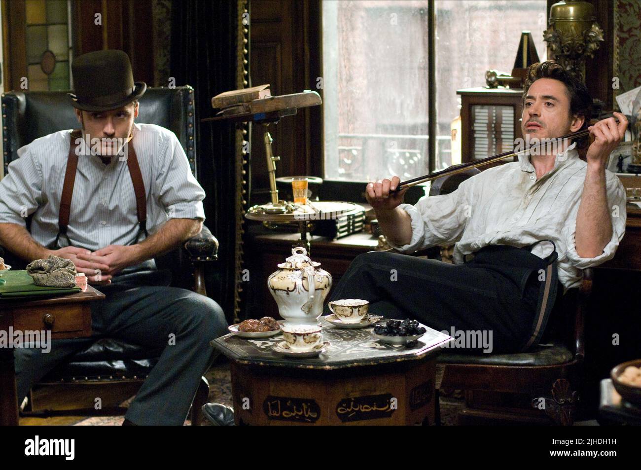 JUDE LAW, ROBERT DOWNEY JR., SHERLOCK HOLMES, 2009 Stock Photo - Alamy