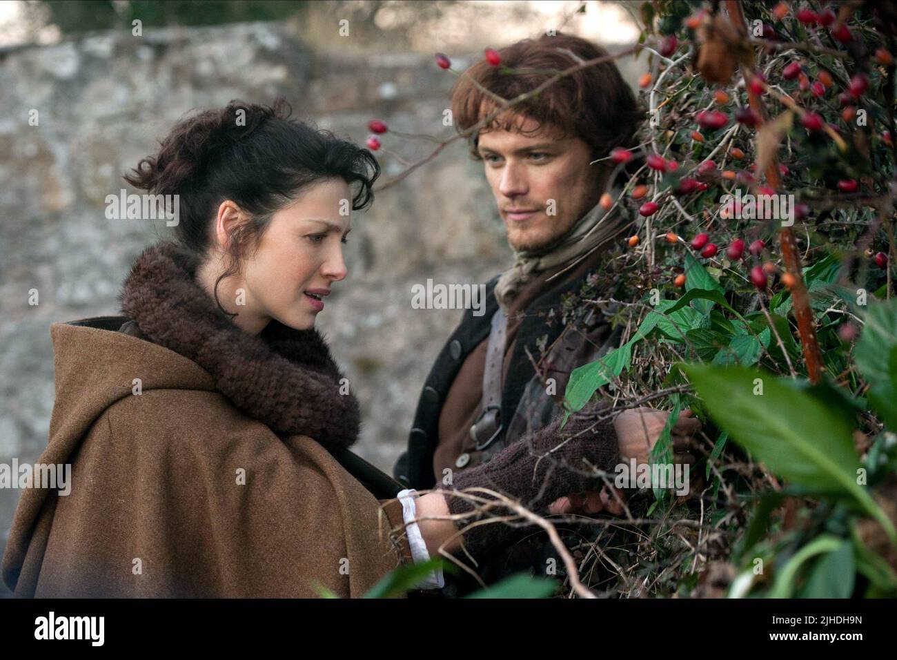 CAITRIONA BALFE, SAM HEUGHAN, OUTLANDER, 2014 Stock Photo - Alamy