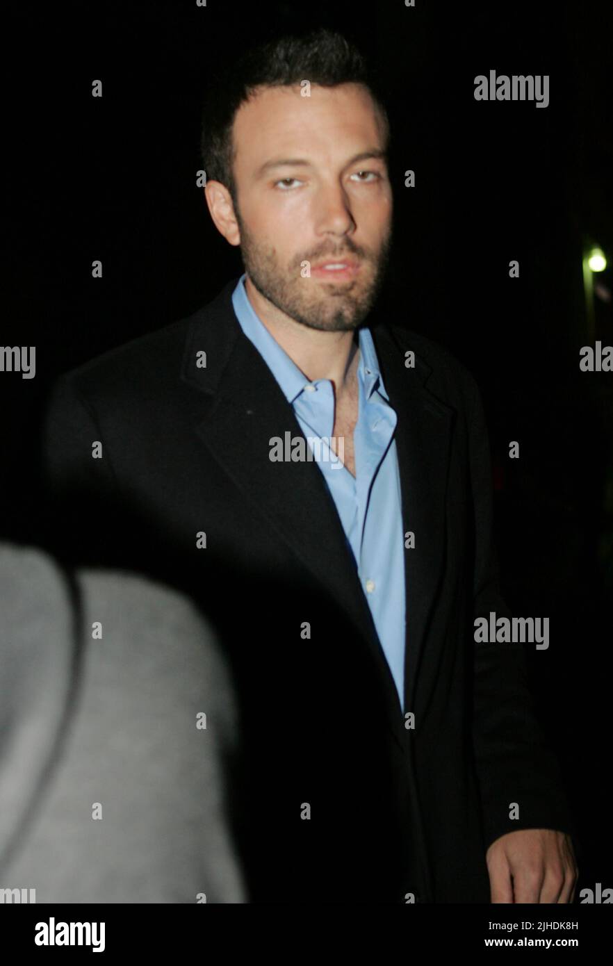 NEW YORK - OCTOBER 17, 2007; Ben Affleck talks & signs autographs with ...