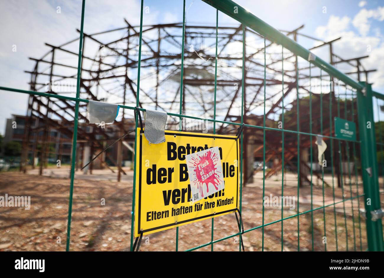Scaffolding erected around house hi-res stock photography and images ...