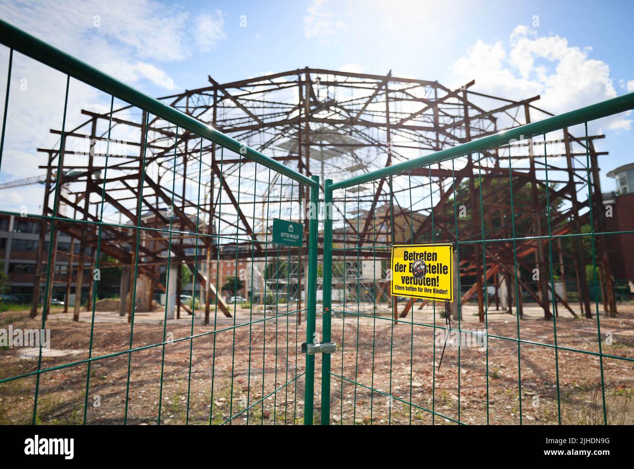 Scaffolding erected around house hi-res stock photography and images ...