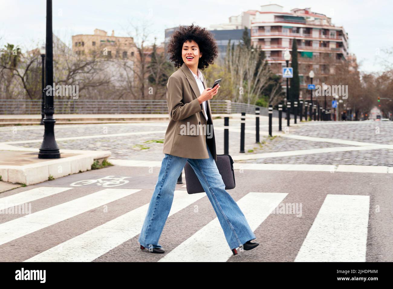 Woman street phone crosswalk hi-res stock photography and images - Alamy