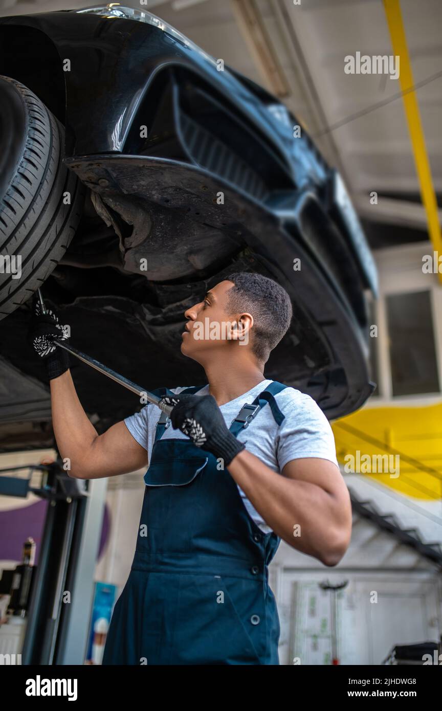 Service man providing repair to the customer vehicle Stock Photo - Alamy