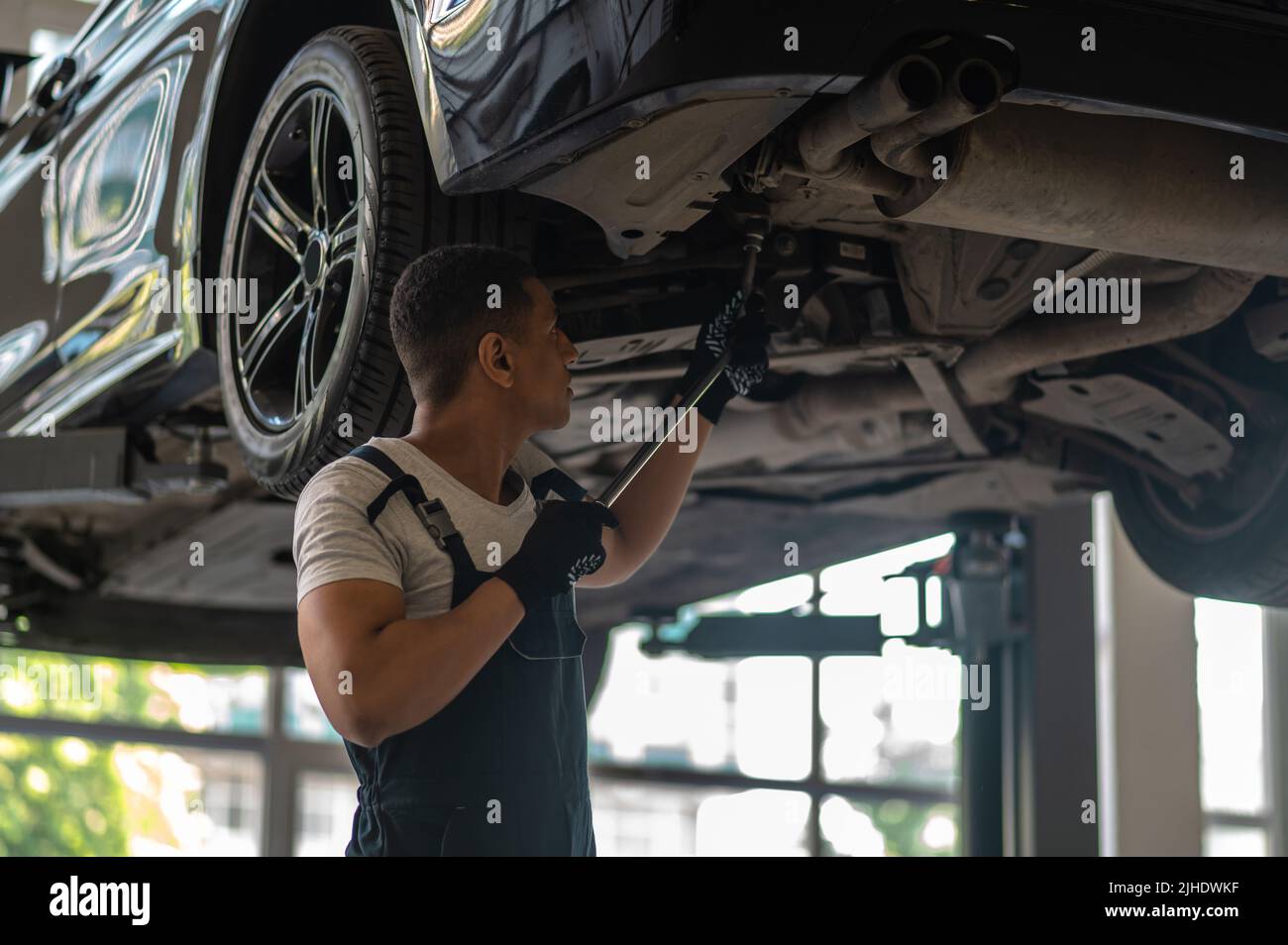 Auto repair shop worker fixing the customer car Stock Photo - Alamy