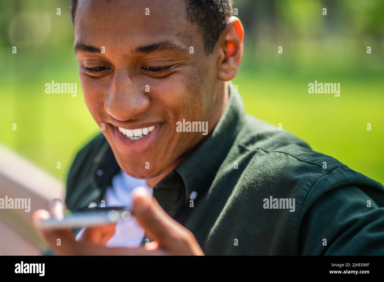 Face of man saying message on smartphone Stock Photo - Alamy