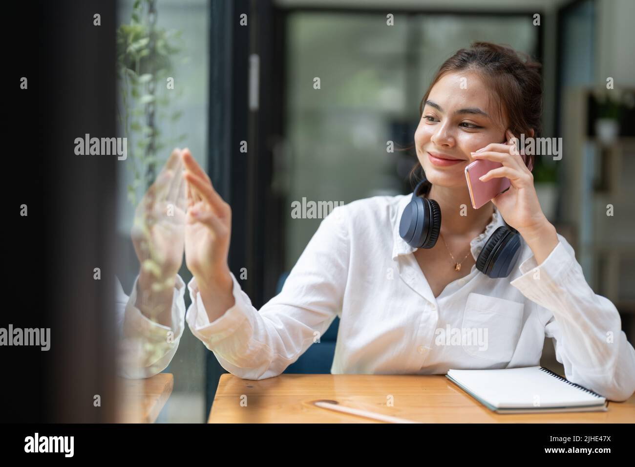 Lady answering the phone hi-res stock photography and images - Alamy