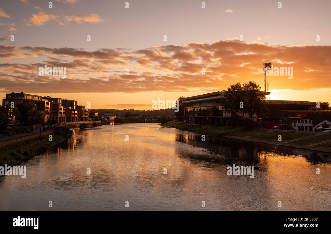 Sunrise on the River Trent at the City Ground and Trent Bridge Quays in ...