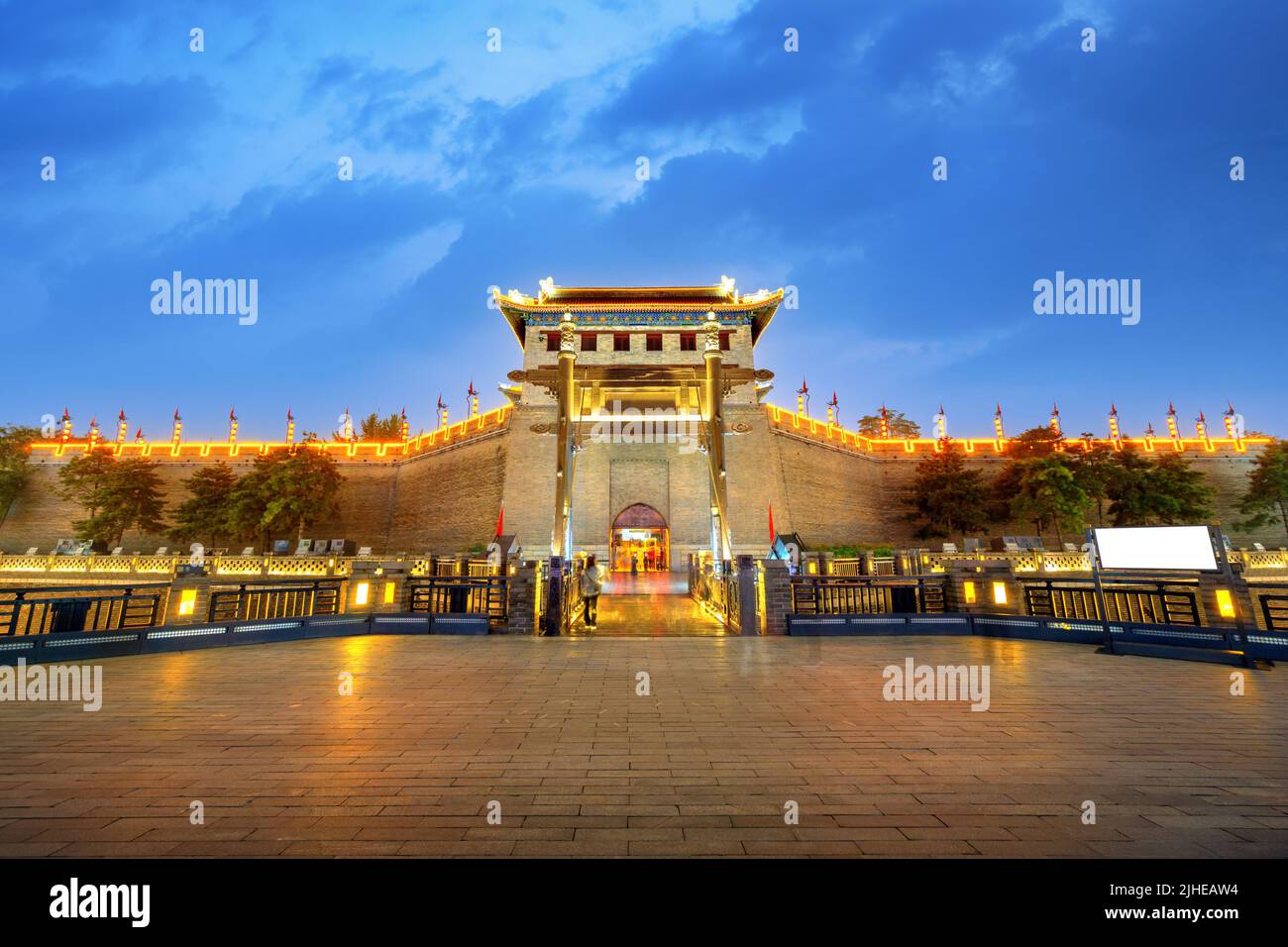 City wall of Xi'an, Yongning Gate, Sothern Gate Stock Photo - Alamy