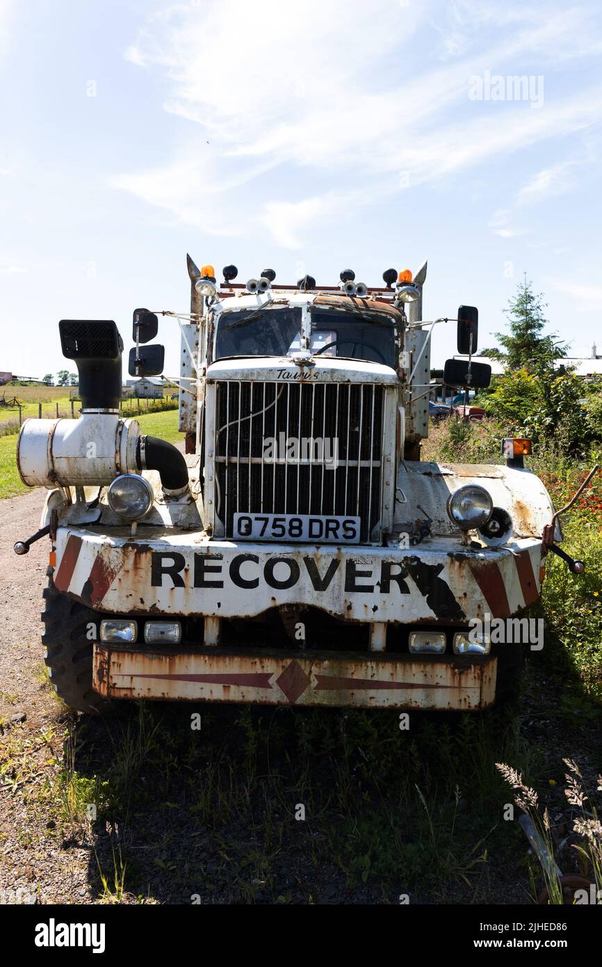 Old rusty recovery truck hi-res stock photography and images - Alamy