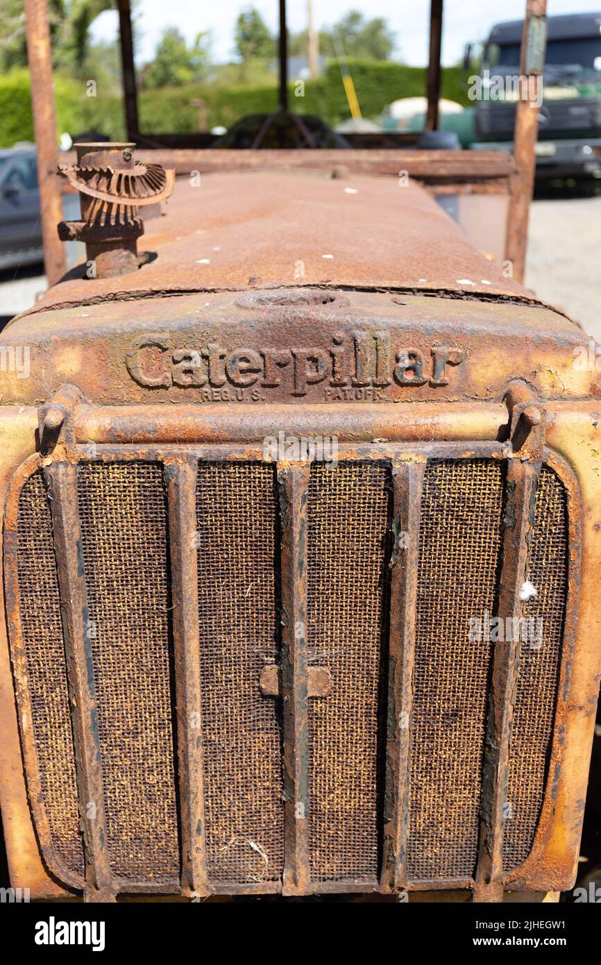 Unrestored rusty yellow caterpillar bulldoser tractor Stock Photo - Alamy