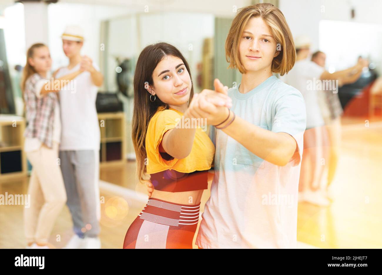 Teens dancing hi-res stock photography and images - Alamy