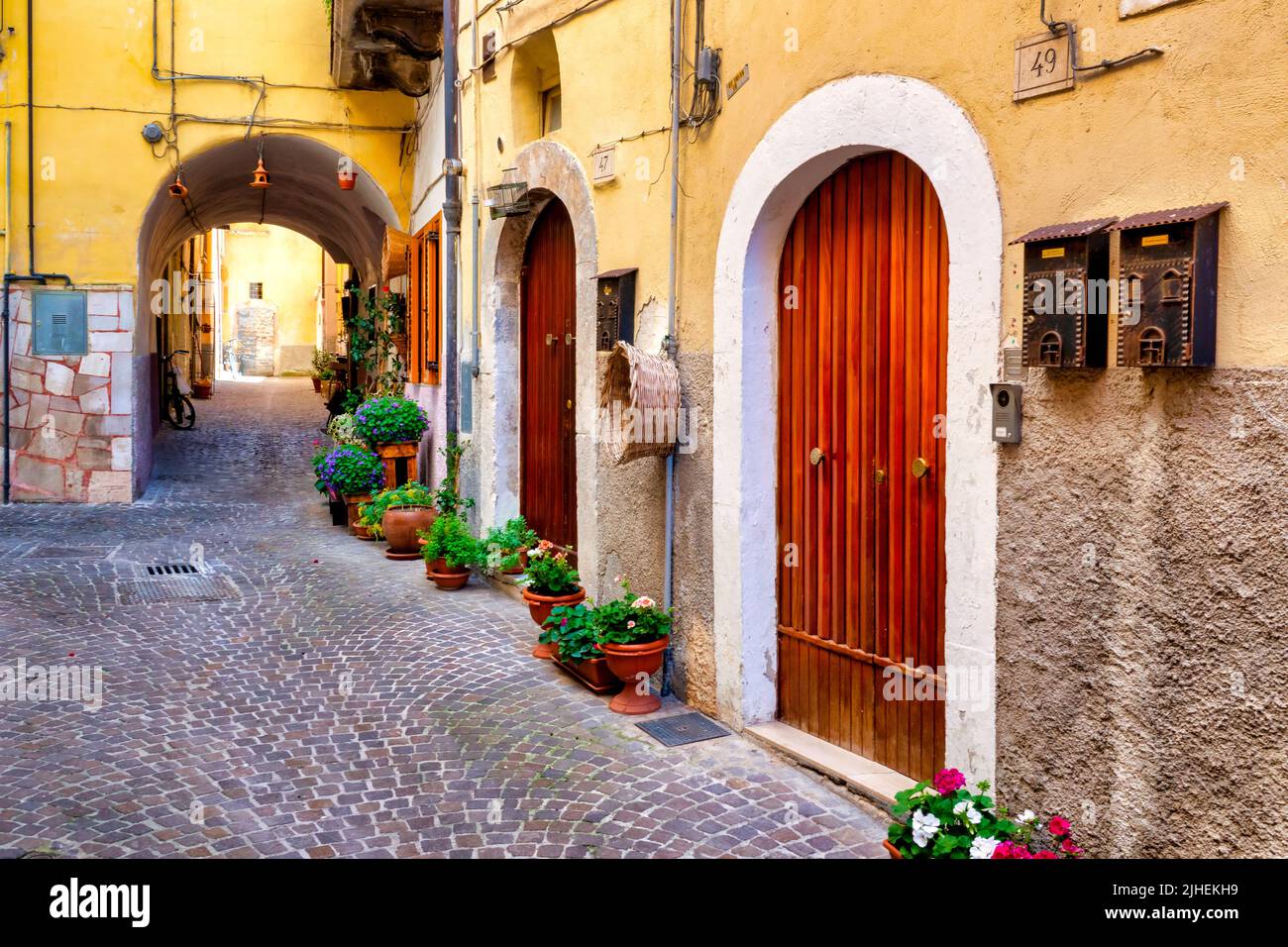 Small alley in the historic centre of Sulmona, Italy Stock Photo - Alamy