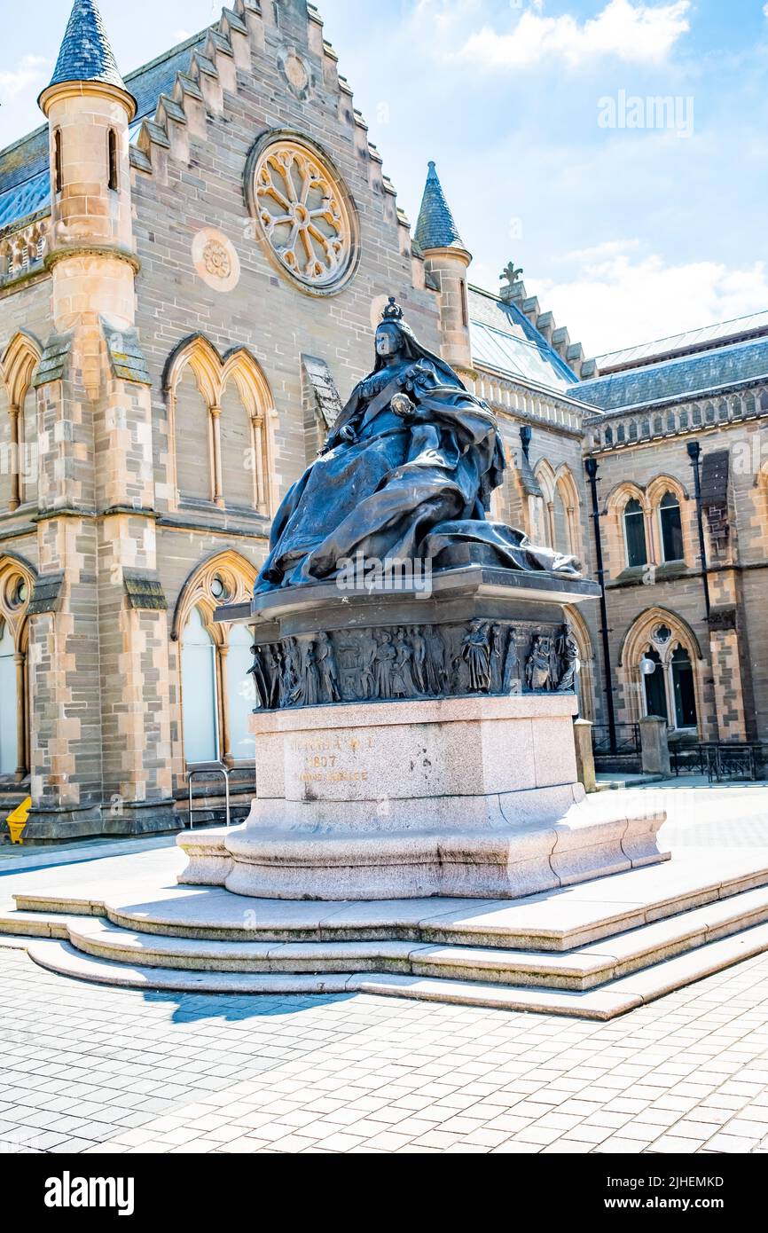 Dundee, Scotland, UK – June 23 2022. The statue of Queen Victoria in ...