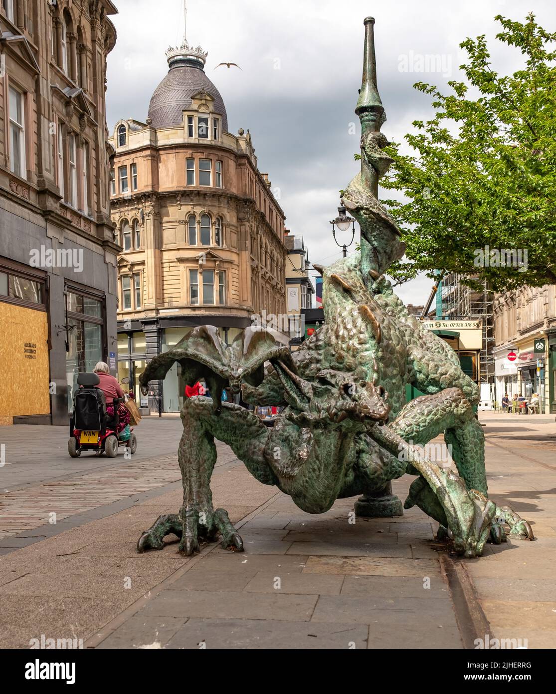 Dragon statue dundee hi-res stock photography and images - Alamy