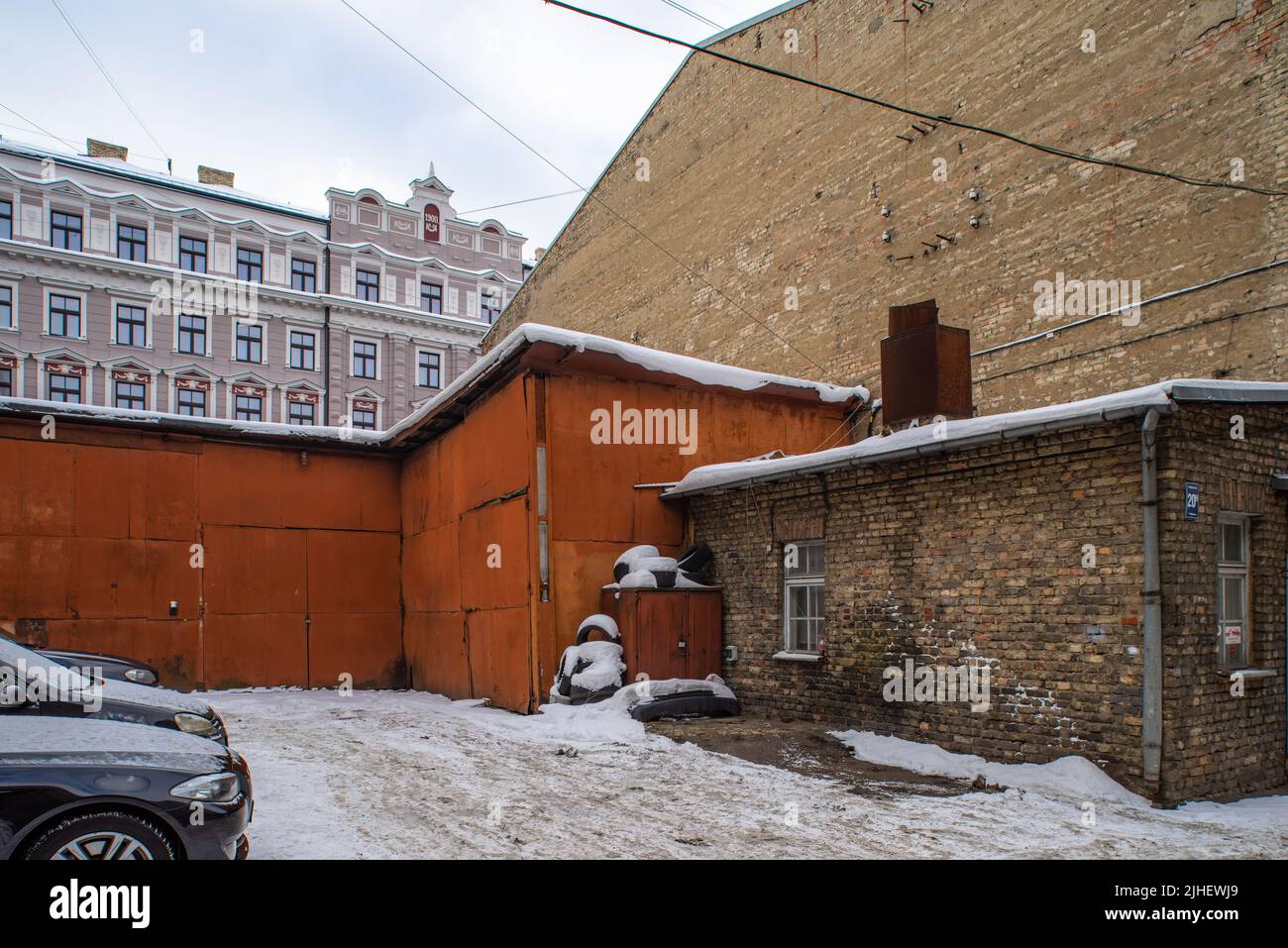 Residential building winter hi-res stock photography and images - Alamy