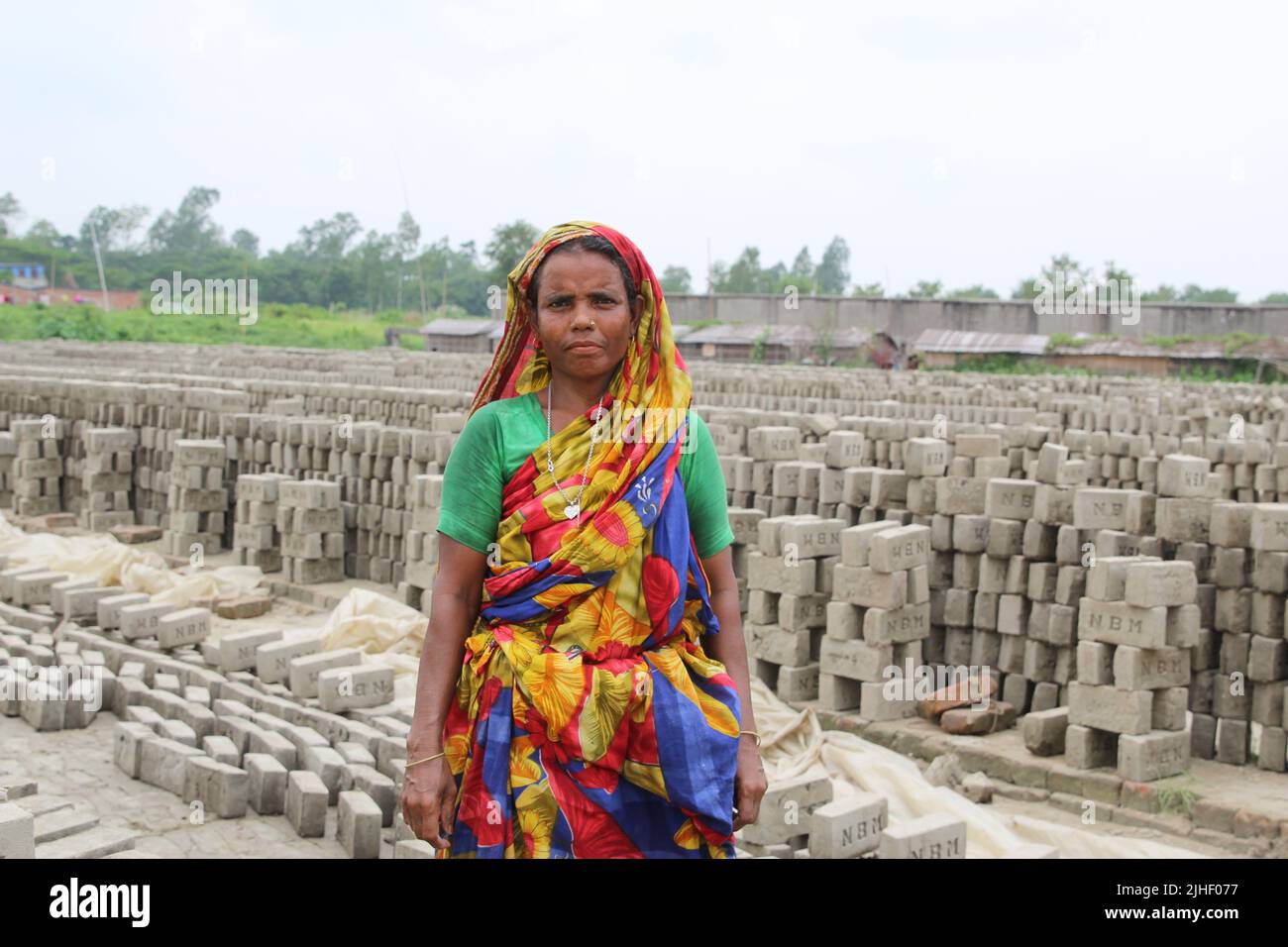 Woman working a brick factory in Dhaka, Bangladesh Stock Photo - Alamy