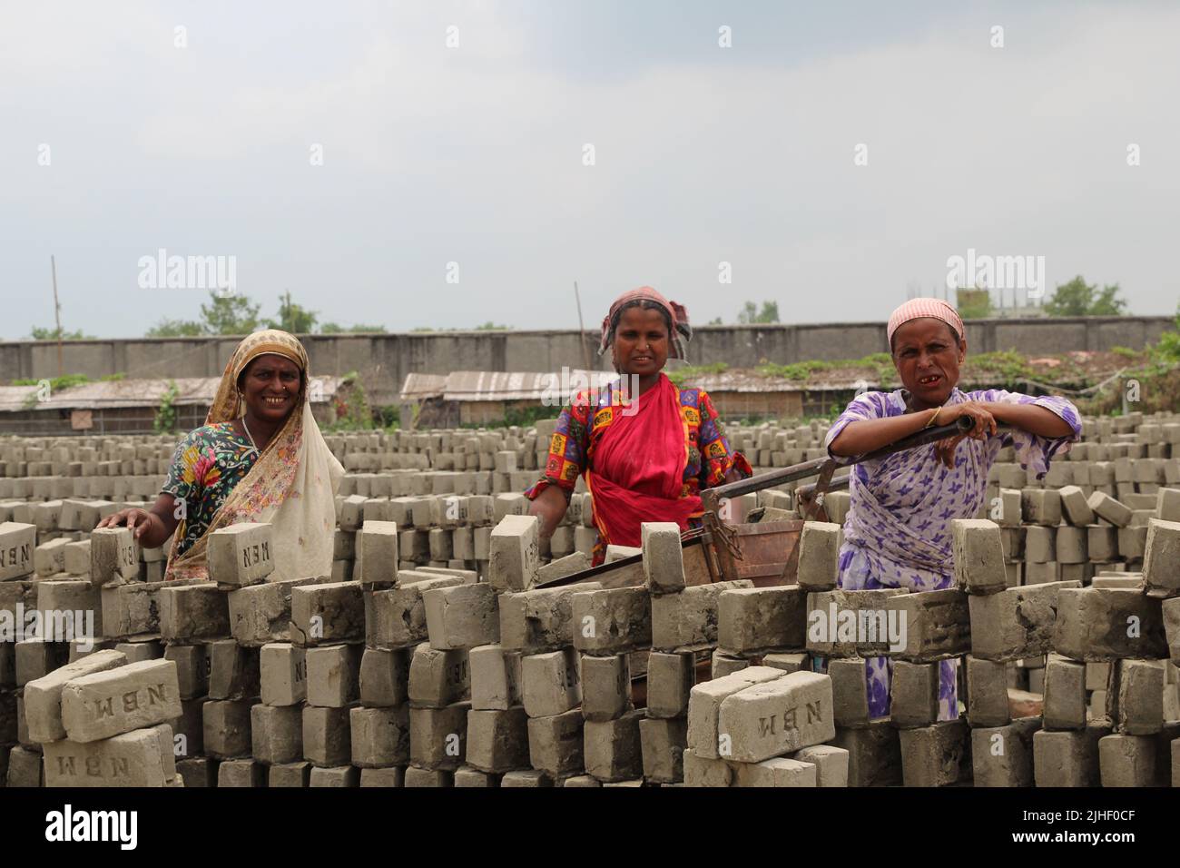 Women working in a brick factory in Dhaka, Bangladesh Stock Photo - Alamy