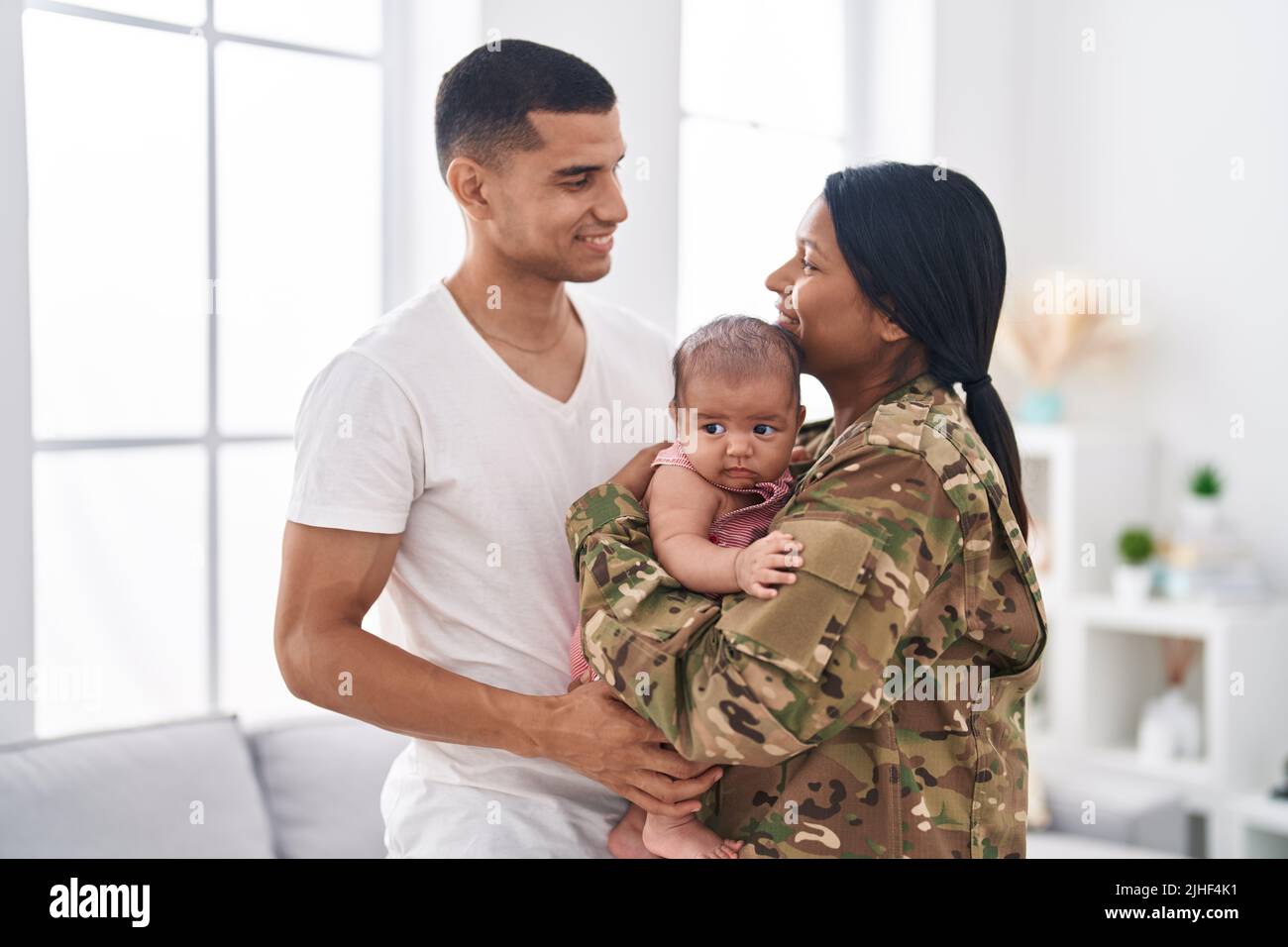 Army father hug son hi-res stock photography and images - Alamy