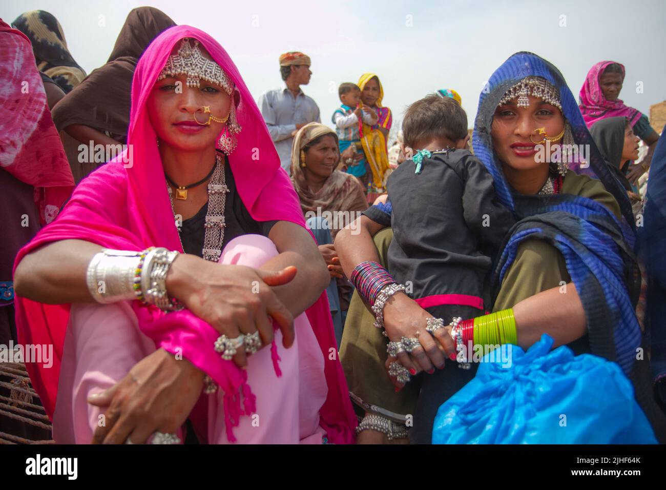 women in clourful dress in cholistan, traditional dress of women in ...