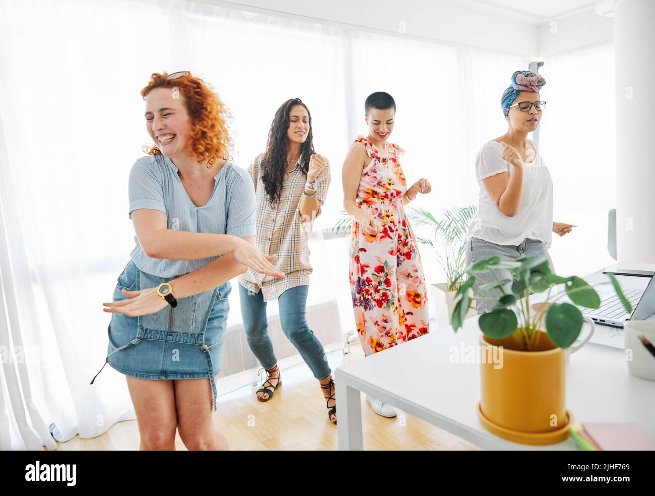 Adult teamwork hi-res stock photography and images - Alamy
