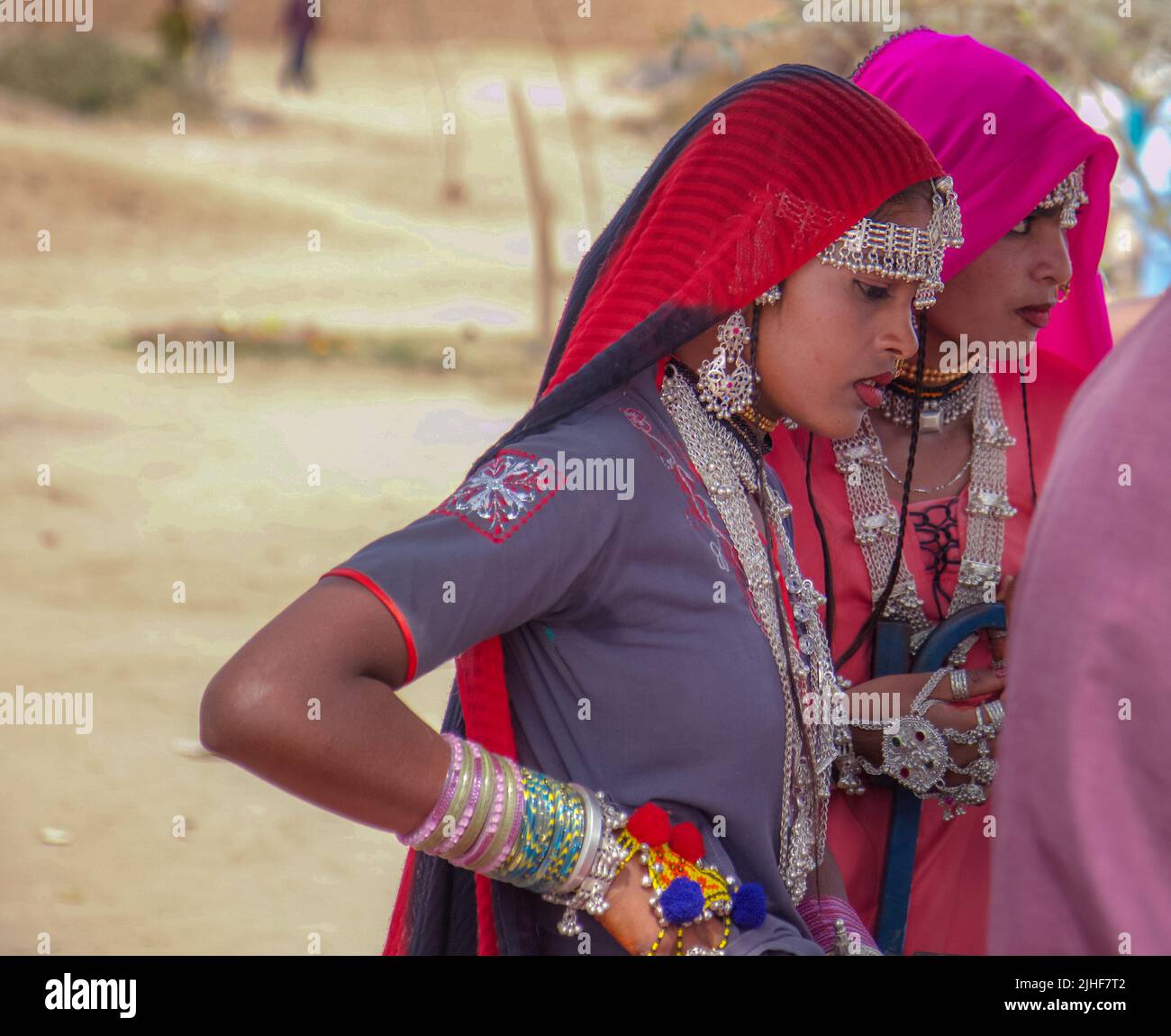 women in clourful dress in cholistan, traditional dress of women in ...