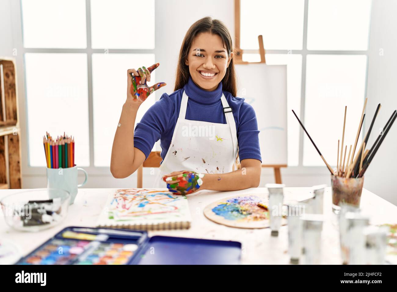 Artist measuring thumb hi-res stock photography and images - Alamy